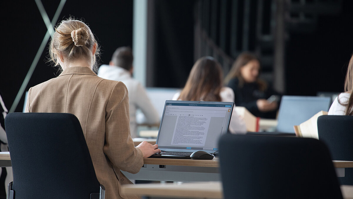 Was bringen eigentlich E-Klausuren? Interviews mit Absolventen